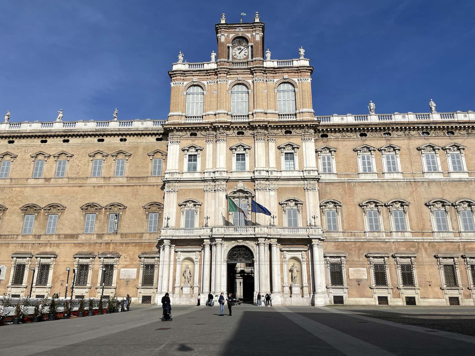 Piazza Roma e Palazzo Ducale, um pedaço da história de Modena e da ...